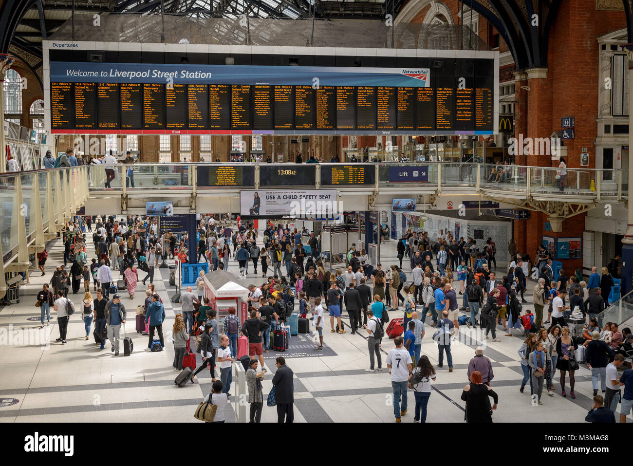 Liverpool street station concourse hi-res stock photography and images ...