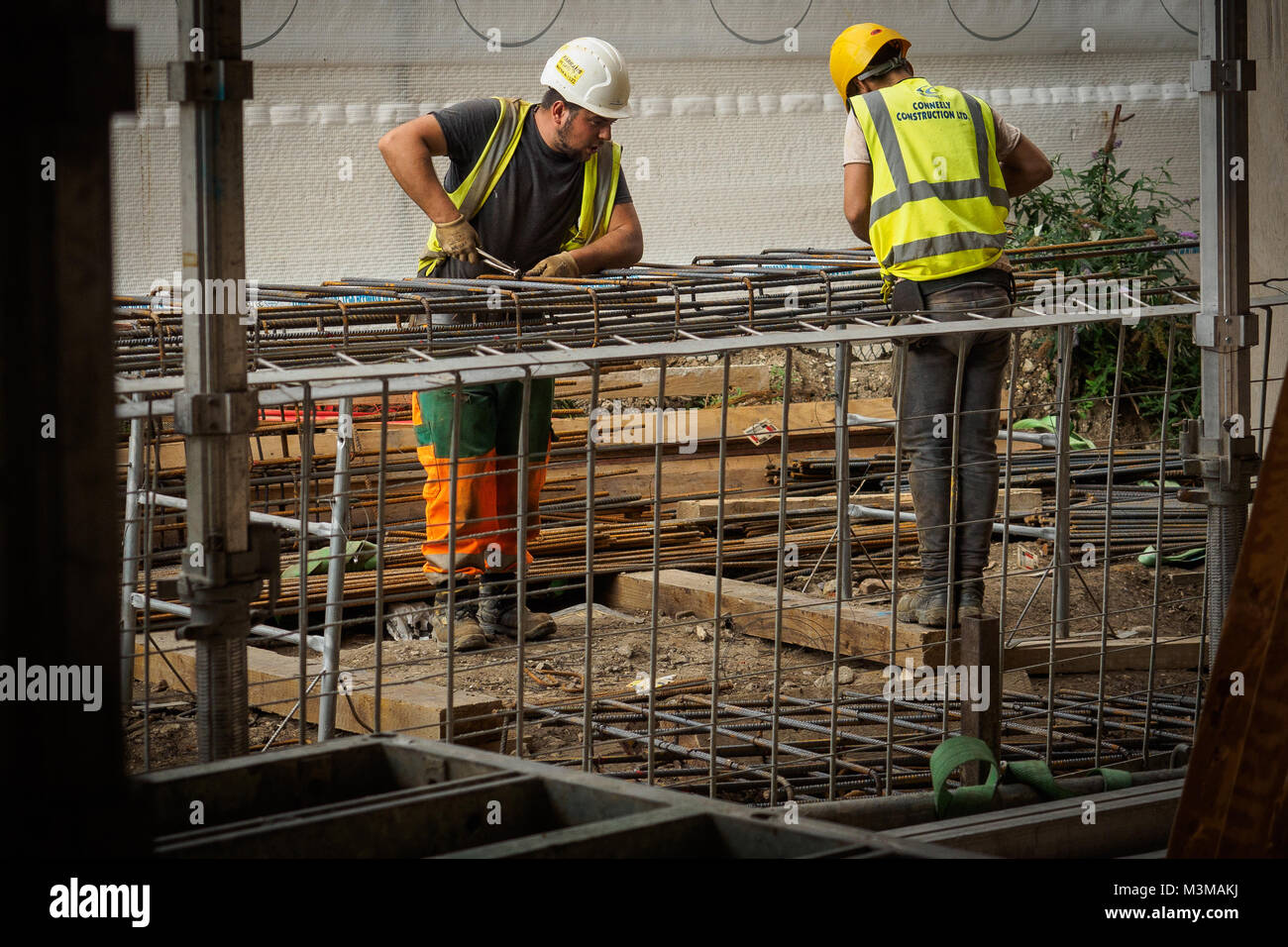 Construction workers uk hi-res stock photography and images - Alamy