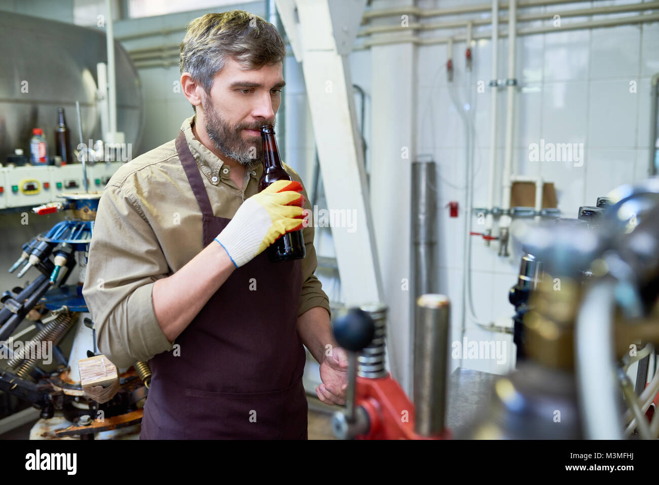 Quality inspector hi-res stock photography and images - Alamy