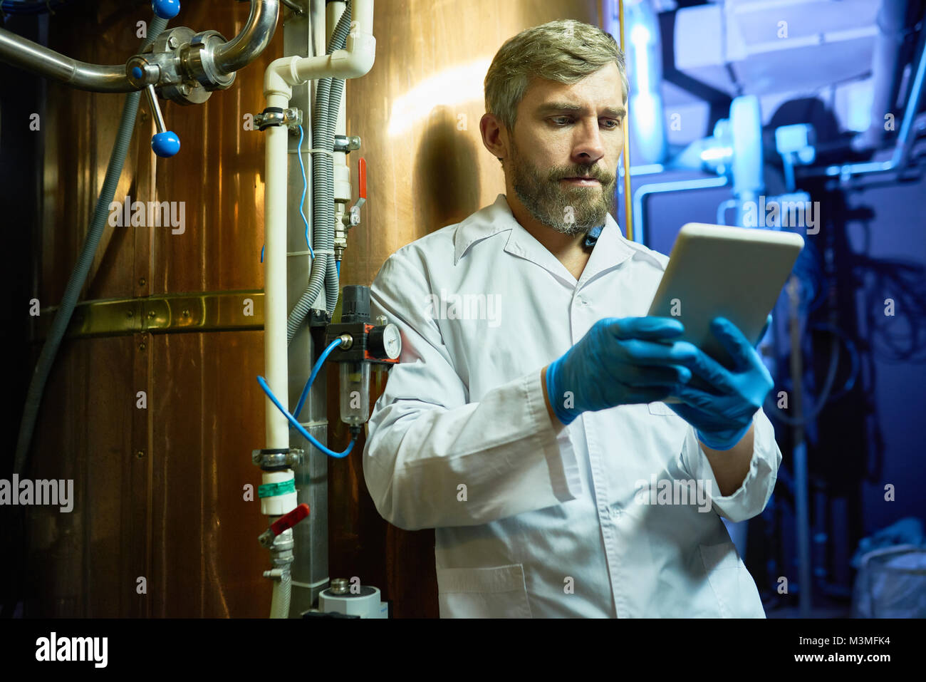 Quality control inspector hi-res stock photography and images - Alamy