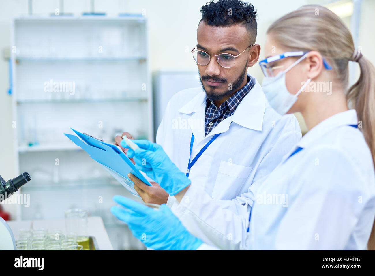 Female scientists lab hi-res stock photography and images - Alamy