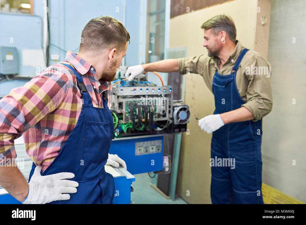 Fixing glass hi-res stock photography and images - Alamy