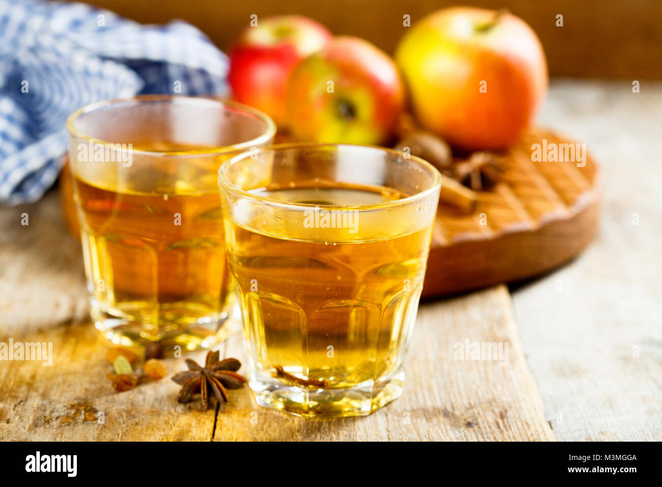 Hot cider with spices in glasses Stock Photo - Alamy