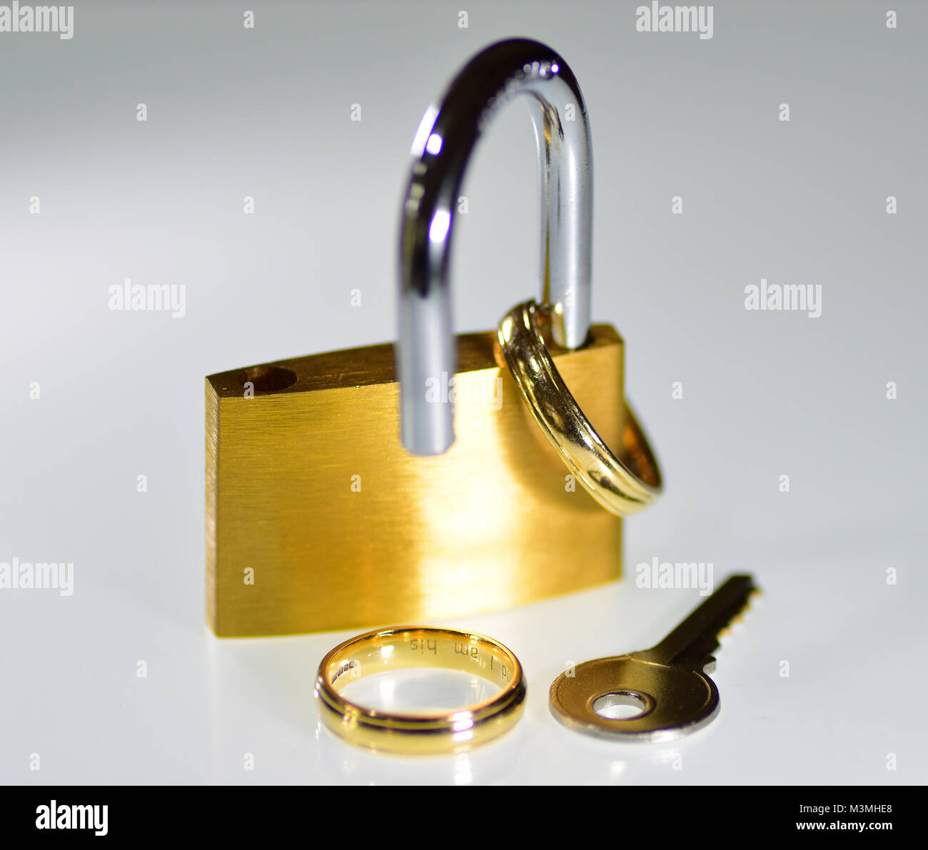 Broken wedding rings hi-res stock photography and images - Alamy