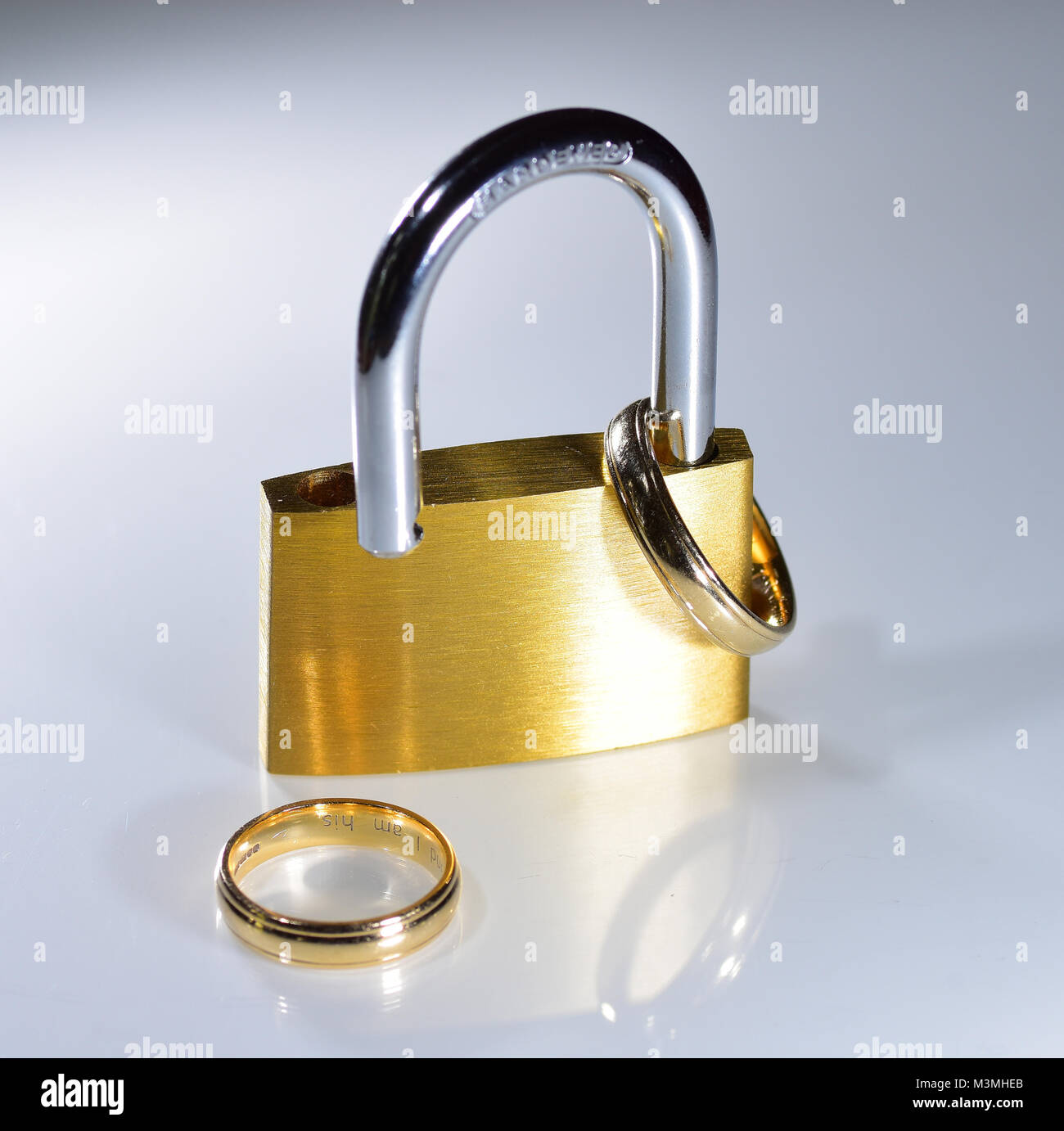 Broken marriage hi-res stock photography and images - Alamy