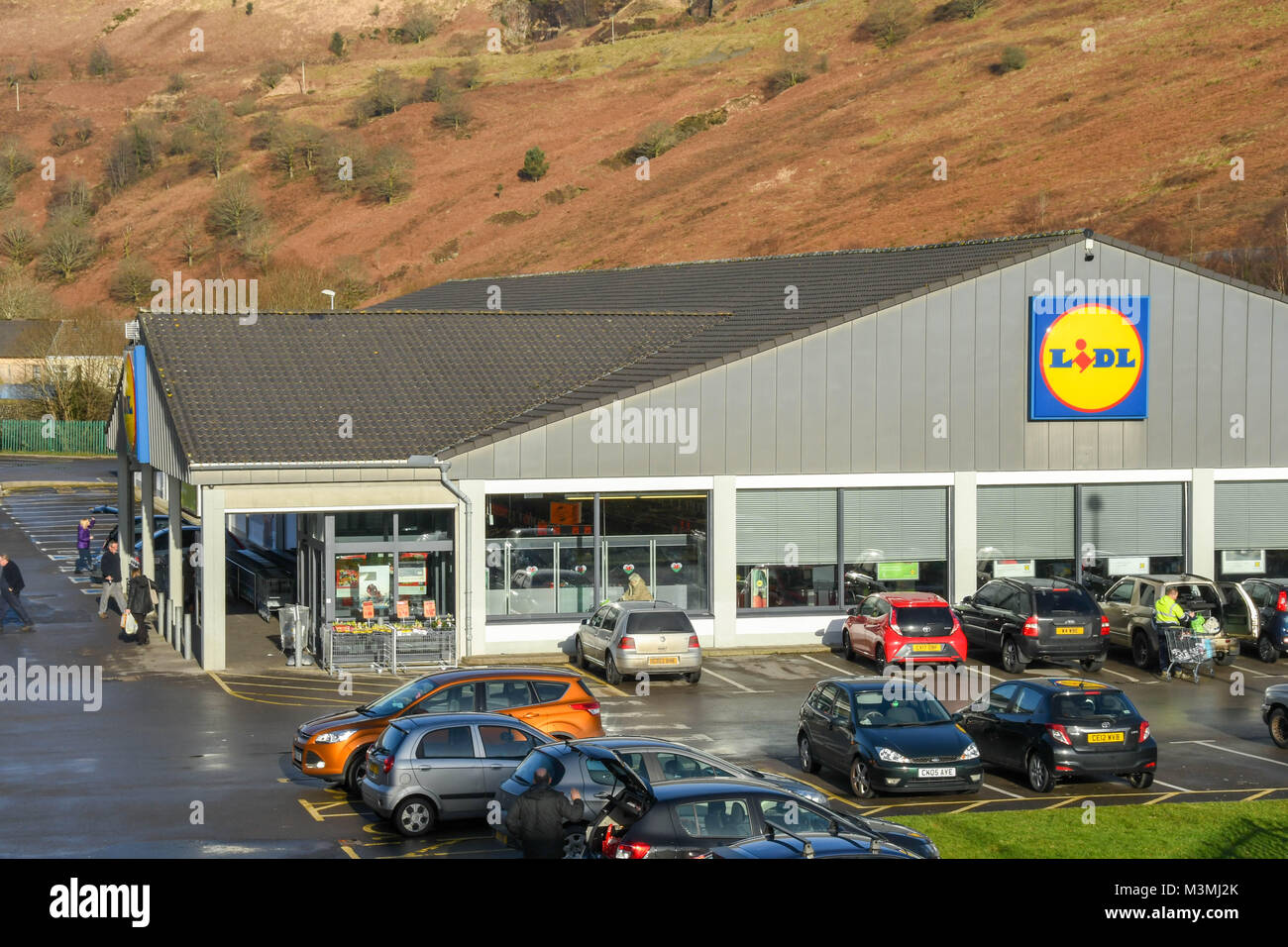 Wide angle exterior view of a LIDL supermarket Stock Photo - Alamy
