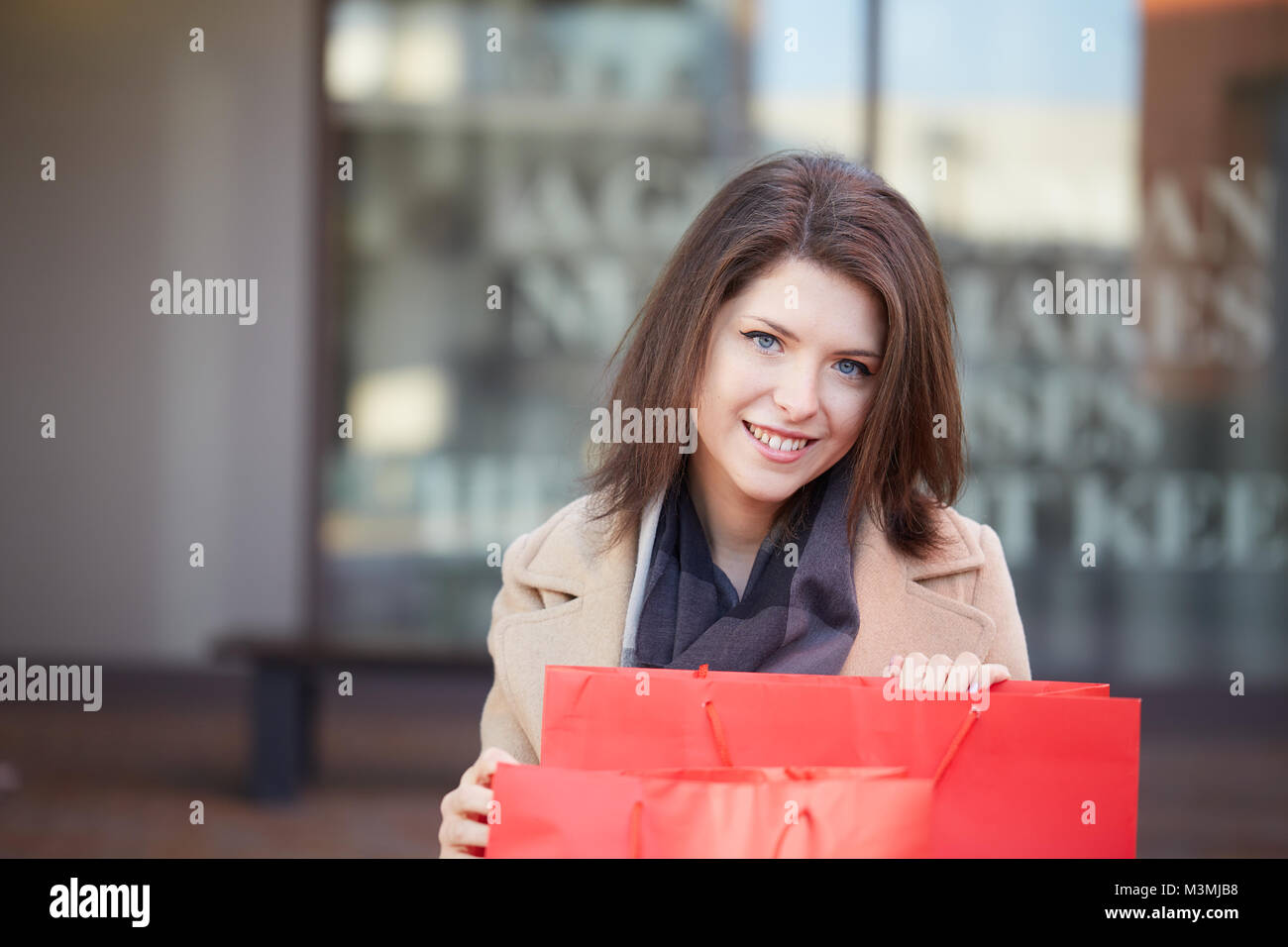 woman looking inside shopping bag Stock Photo - Alamy