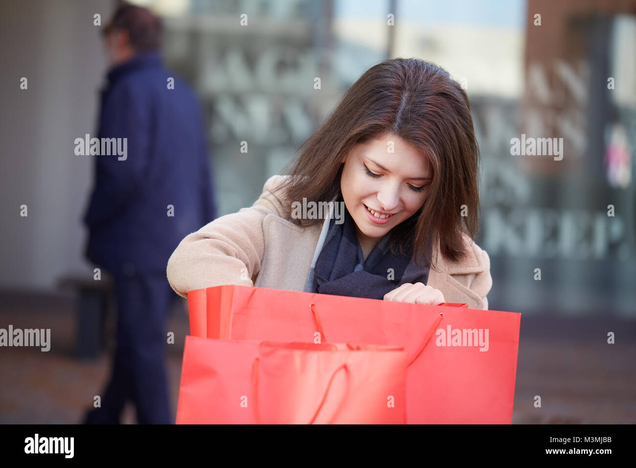 woman looking inside shopping bag Stock Photo - Alamy