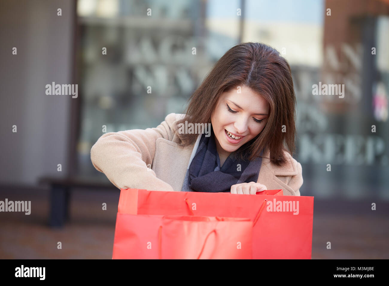woman looking inside shopping bag Stock Photo - Alamy