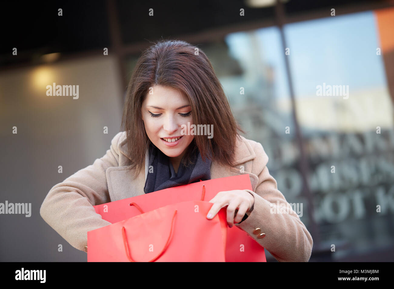 woman looking inside shopping bag Stock Photo - Alamy