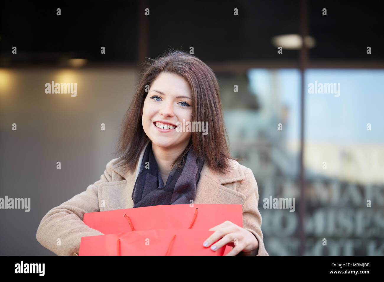 woman looking inside shopping bag Stock Photo - Alamy