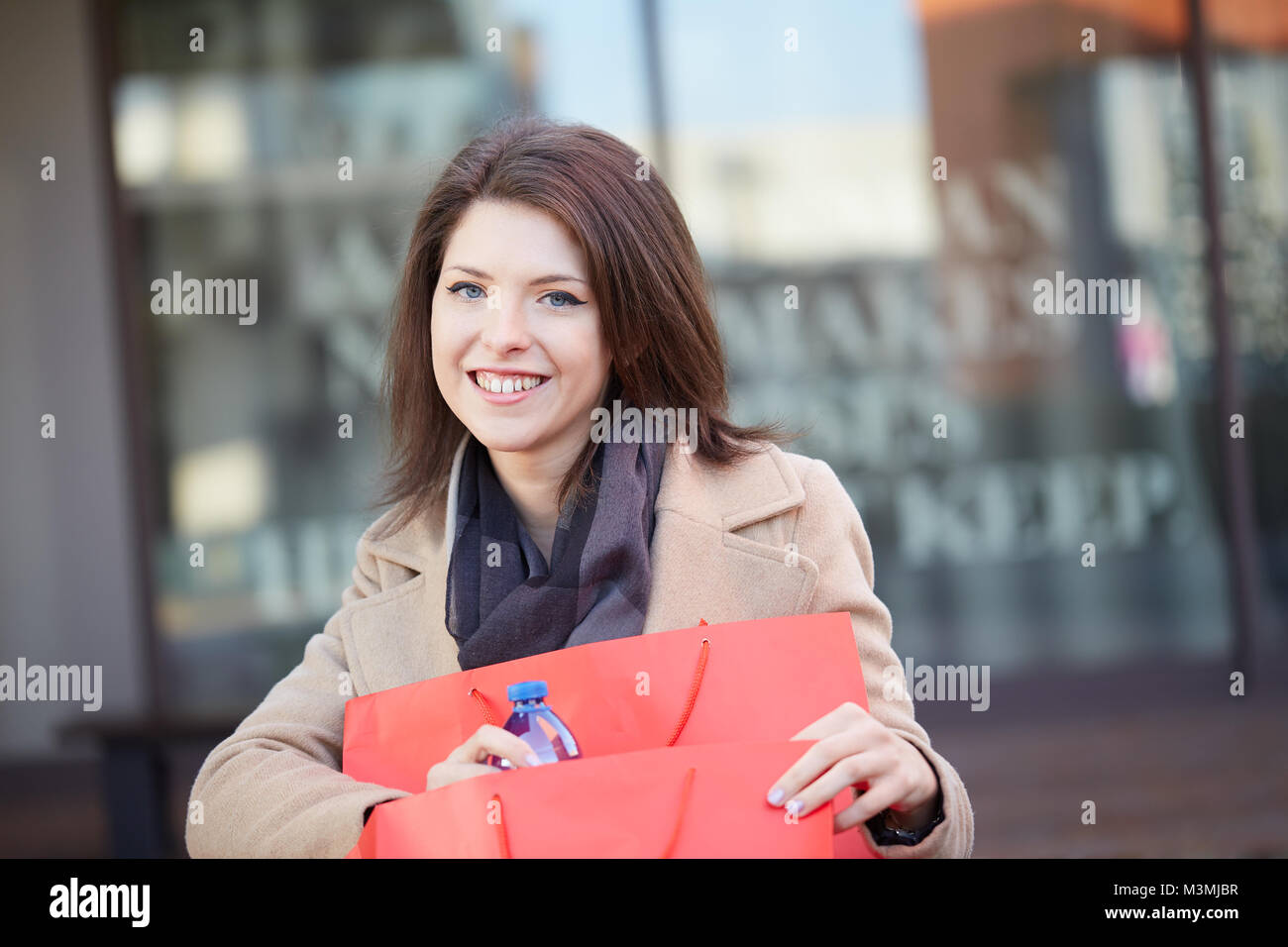 woman looking inside shopping bag Stock Photo - Alamy