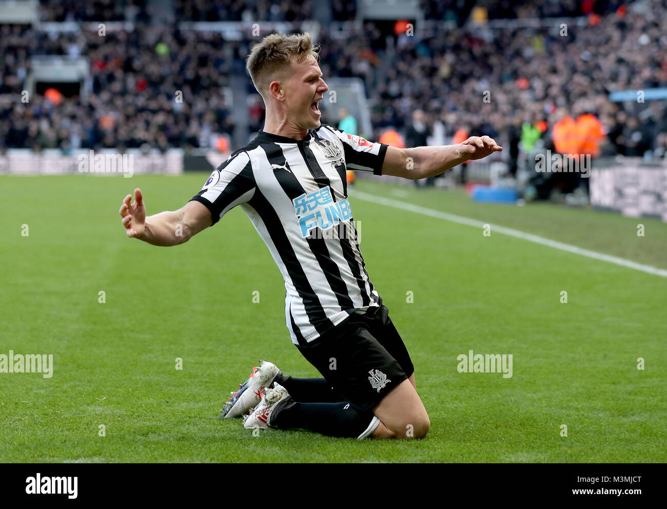 Newcastle United's Matt Ritchie celebrates scoring his side's first ...