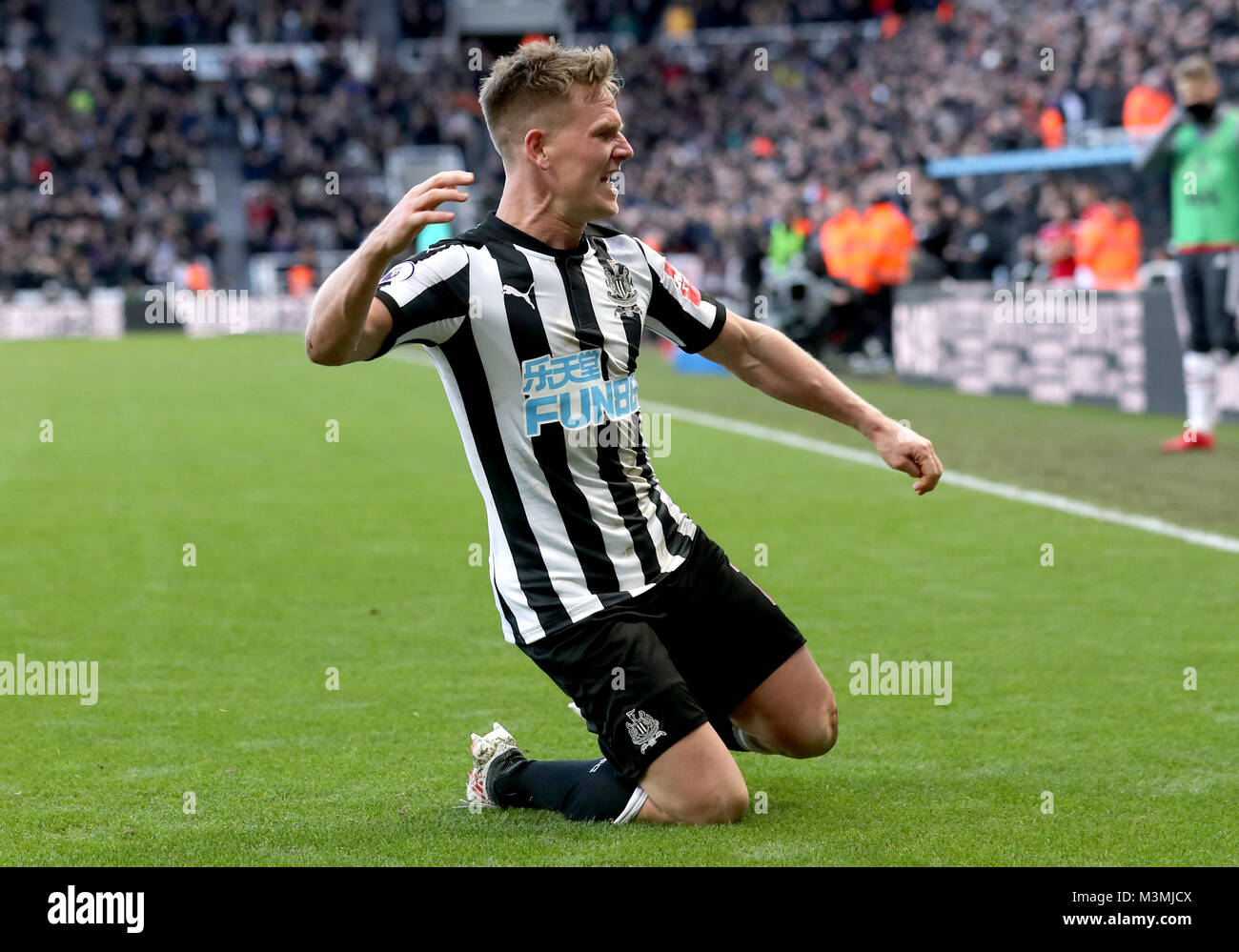 Newcastle United's Matt Ritchie celebrates scoring his side's first ...