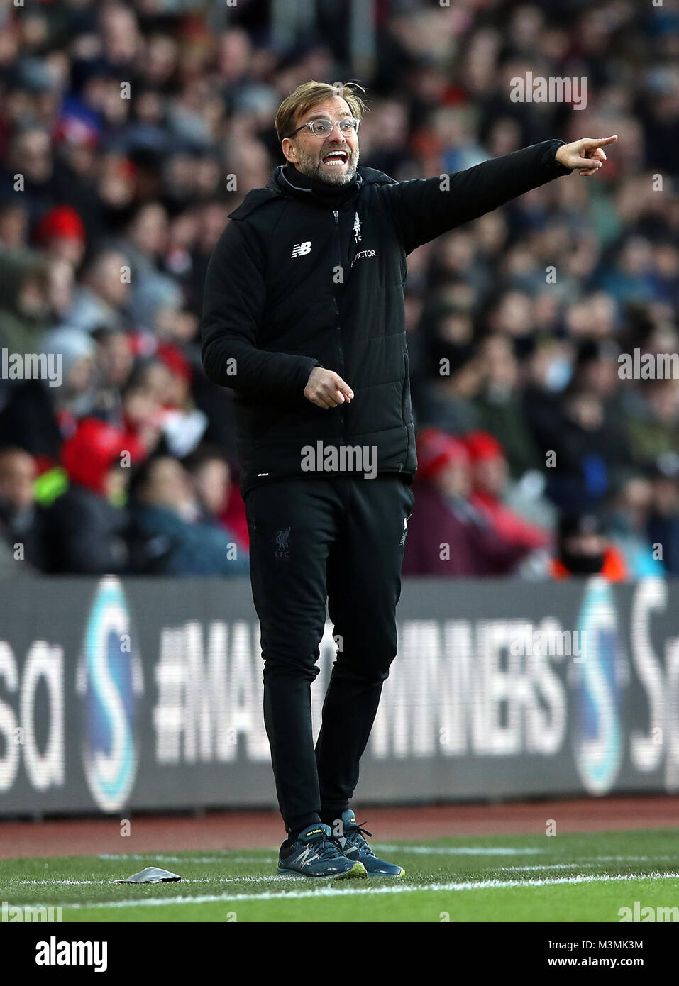 Liverpool manager Jurgen Klopp instructing his team during the Premier ...