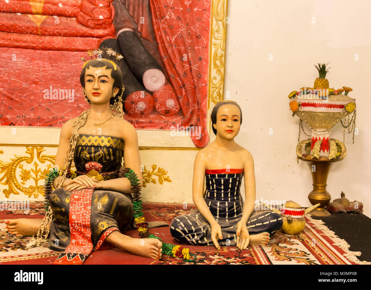 Indonesian sculptures of the sultan family Stock Photo - Alamy