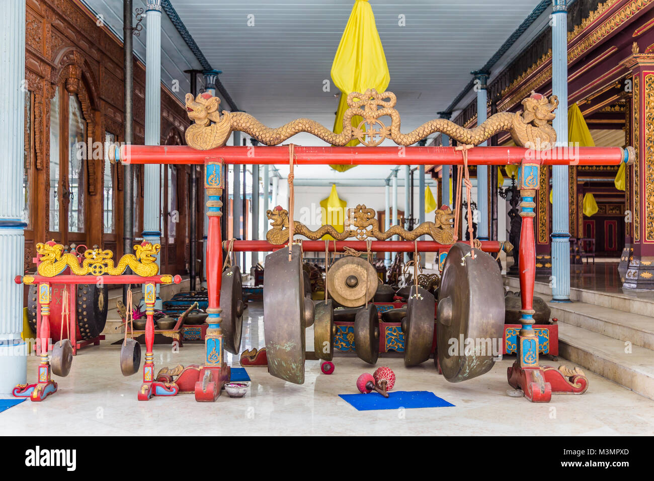 Traditional indonesian percussion orchestra hi-res stock photography ...