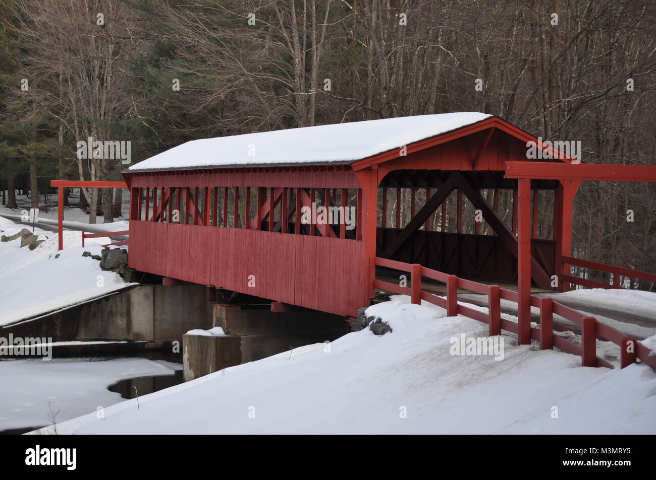 Covered bridge with snow hi-res stock photography and images - Alamy