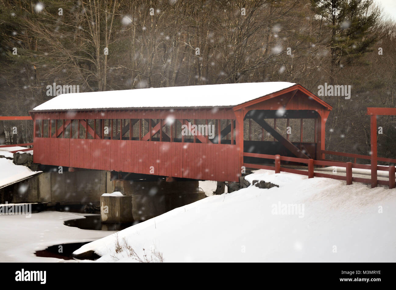Covered bridge with snow hi-res stock photography and images - Alamy