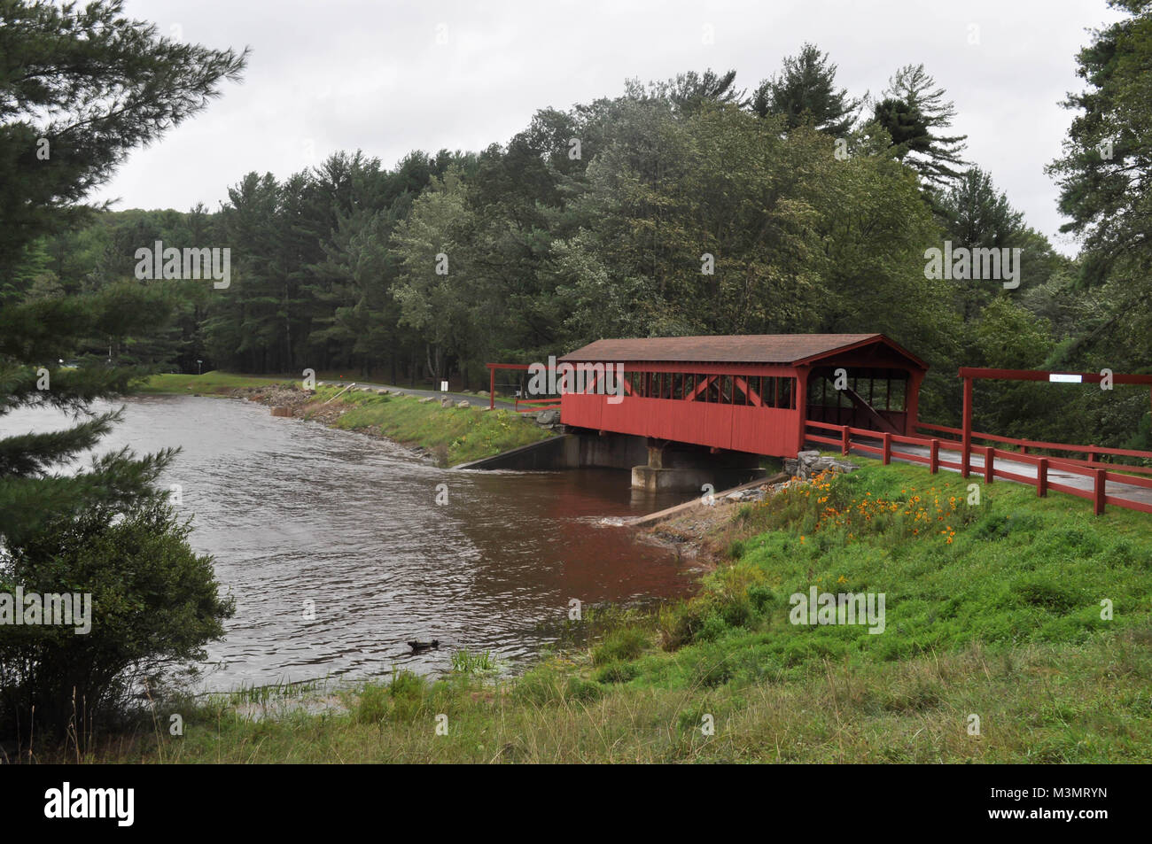 Red bridge over lake hi-res stock photography and images - Alamy