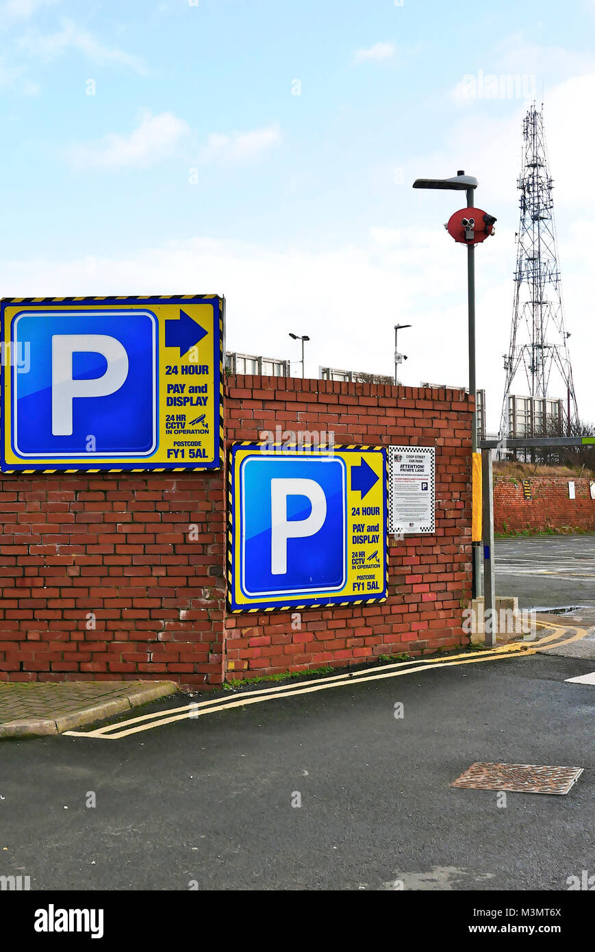 Two large signs hi-res stock photography and images - Alamy