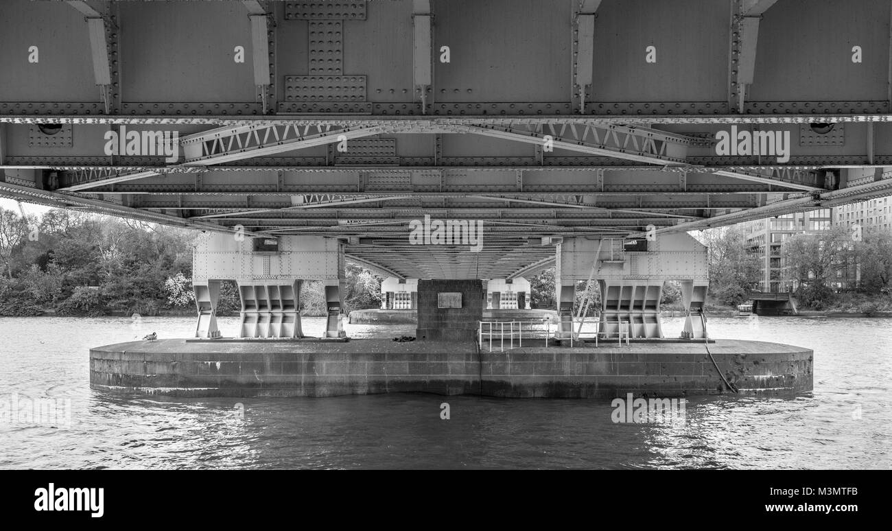 Chelsea bridge, London Stock Photo - Alamy