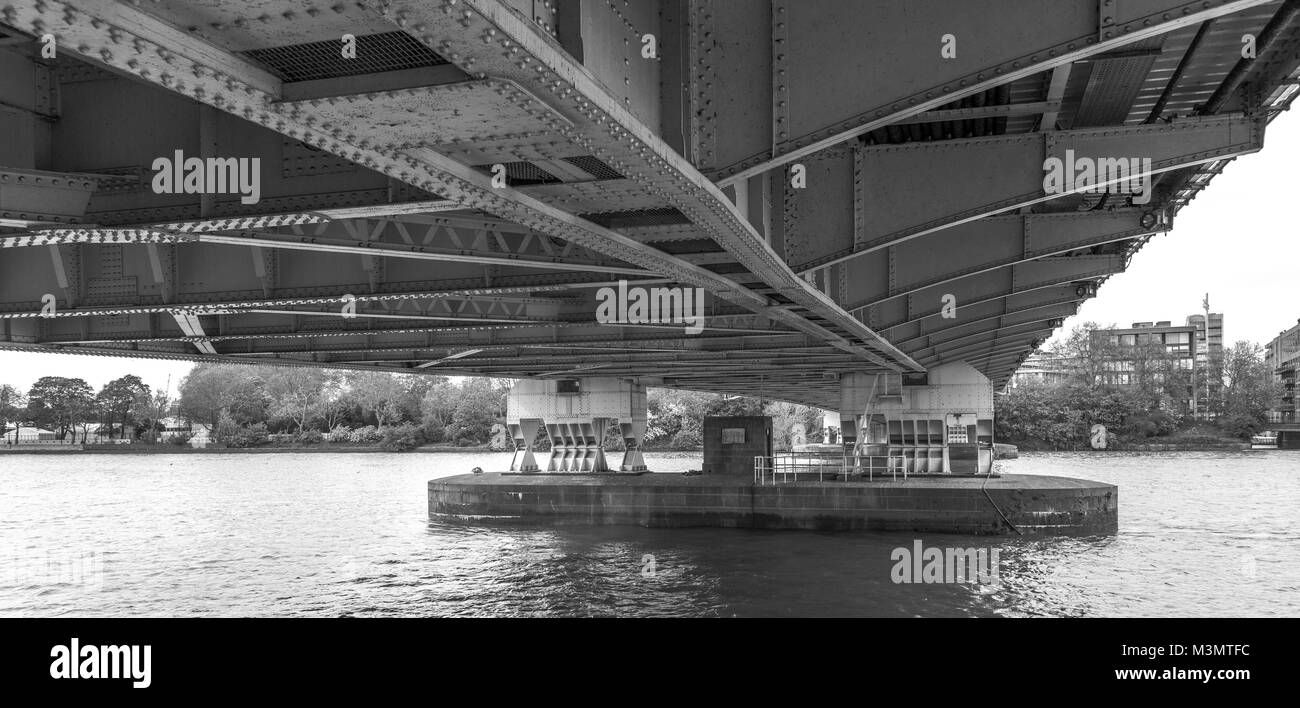 Chelsea bridge, London Stock Photo - Alamy