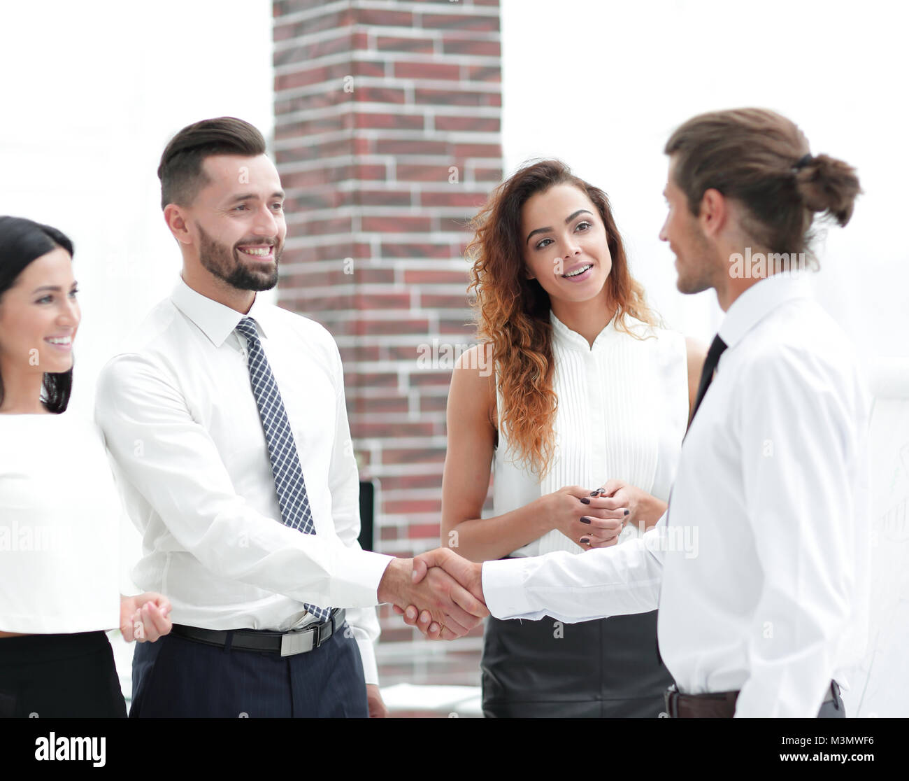 welcome and handshake business partners Stock Photo - Alamy