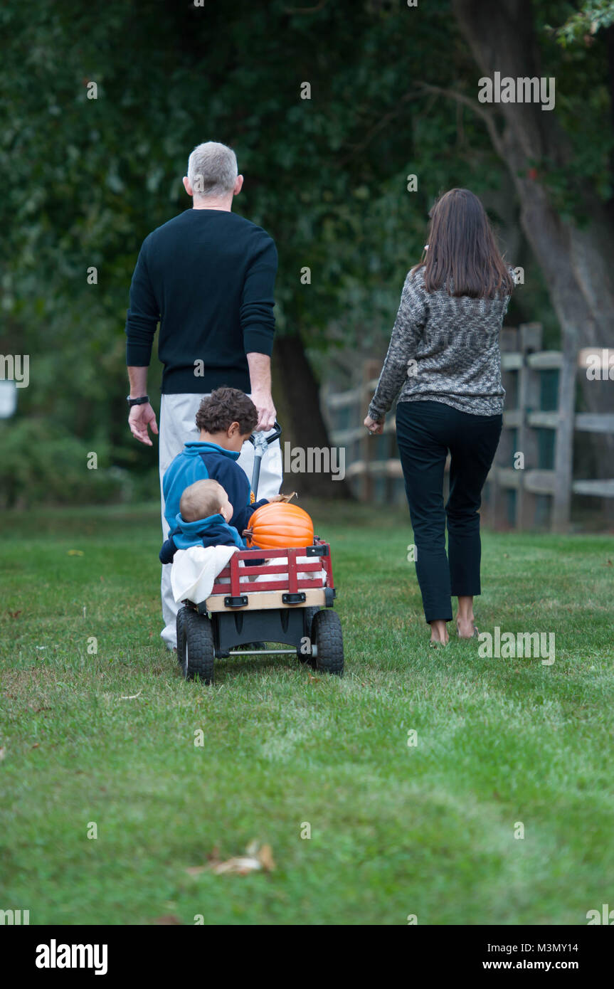 Couple and children rear view hi-res stock photography and images - Alamy