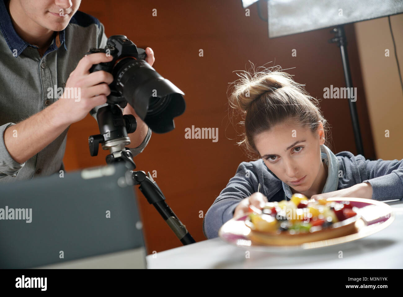 Photographer and student in photoshoot class Stock Photo - Alamy