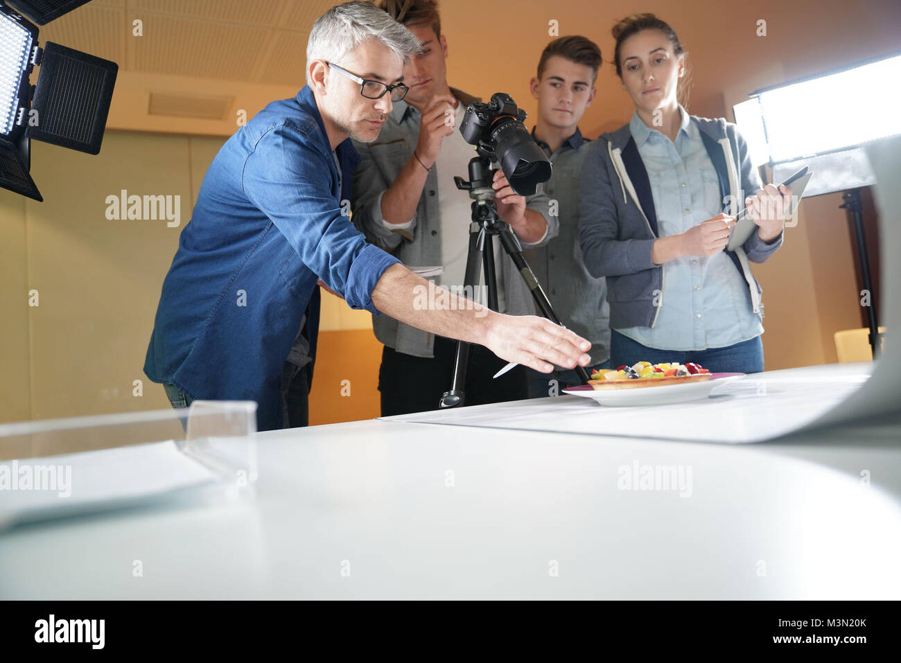 Photographer teaching group of students Stock Photo - Alamy