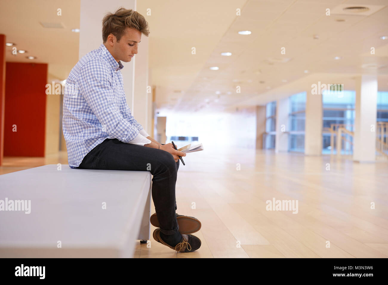 20 year old guy hi-res stock photography and images - Alamy