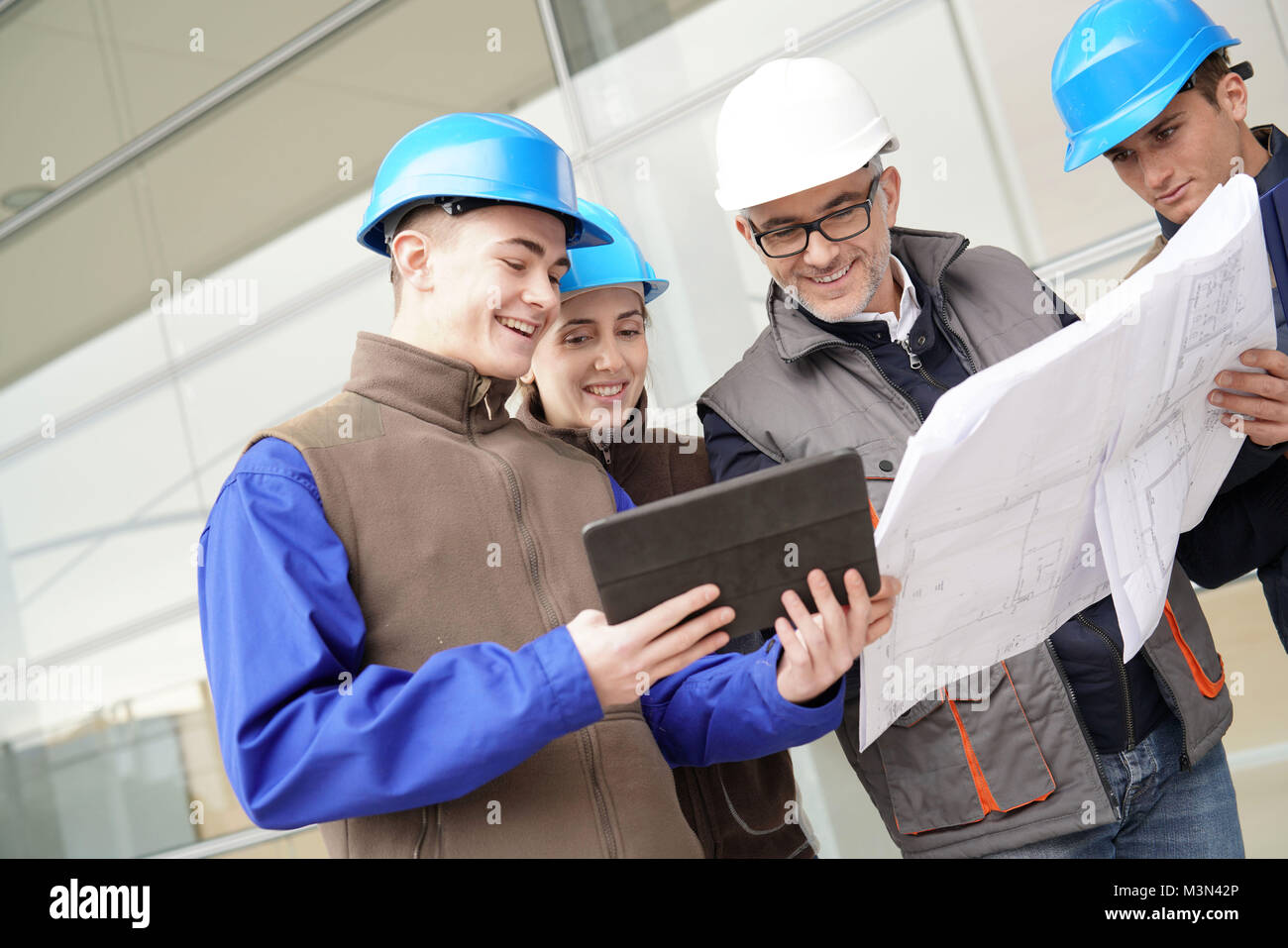 Construction manager giving instructions to training students Stock ...