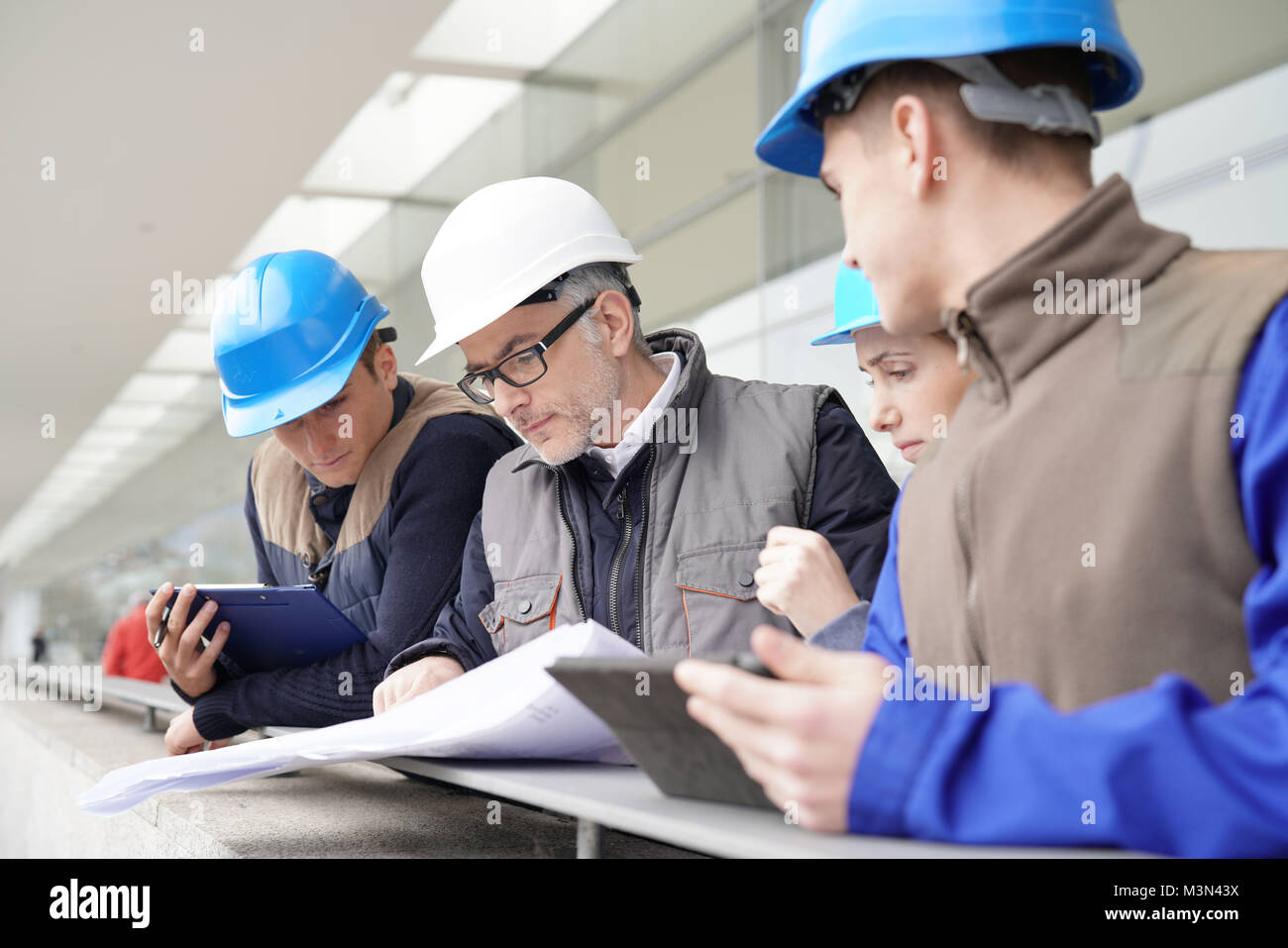 Construction manager giving instructions to training students Stock ...
