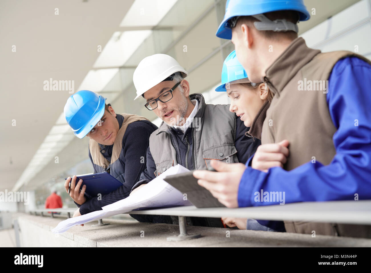 Construction manager giving instructions to training students Stock ...
