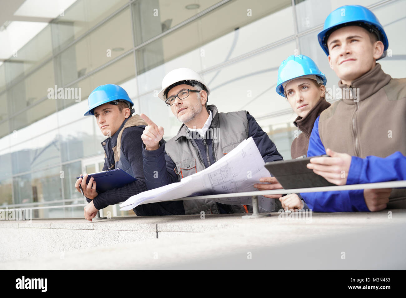 Construction manager giving instructions to training students Stock ...