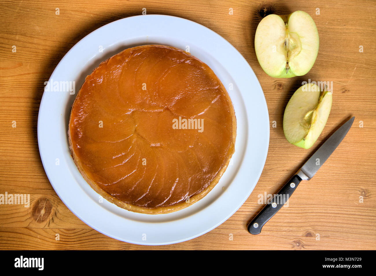 Tarte Tatin, French caramelised apple tart Stock Photo - Alamy