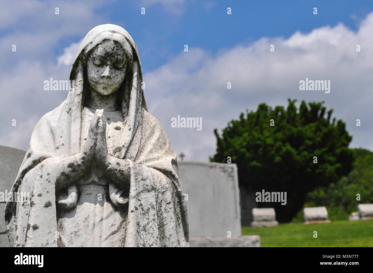 Mary statue tombstone cemetery hi-res stock photography and images - Alamy