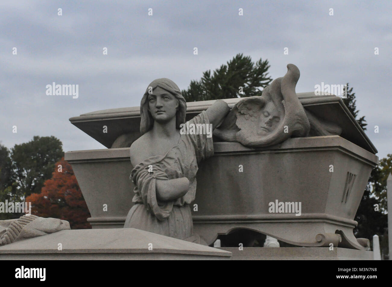 Statue of a Mother with Her Dead Son in a Cemetery Stock Photo - Alamy