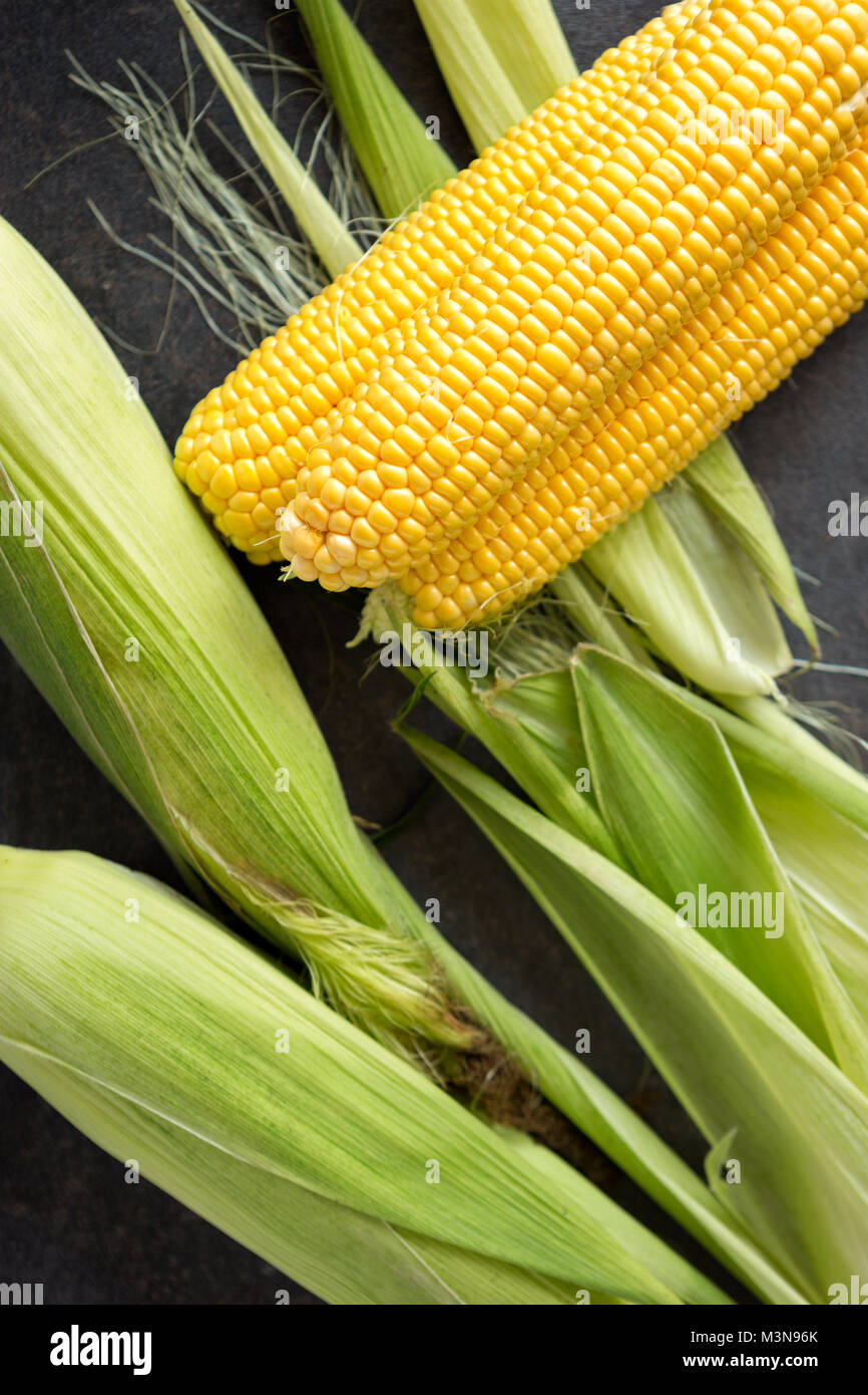 Fresh corn cobs background Stock Photo - Alamy