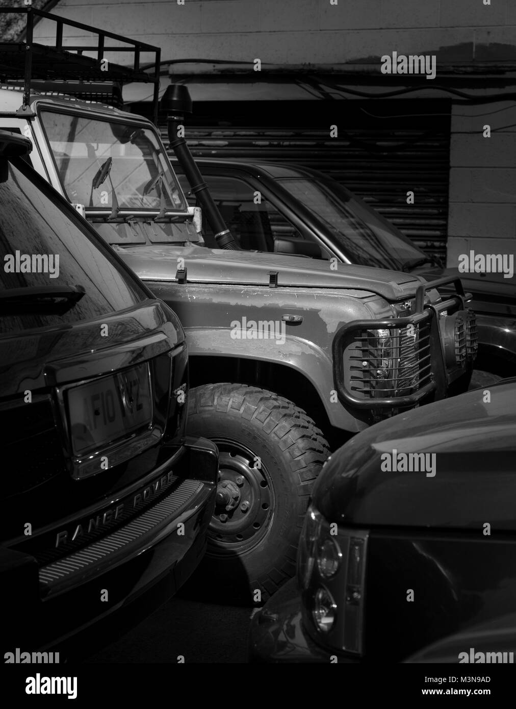 Old range rover defender Stock Photo - Alamy