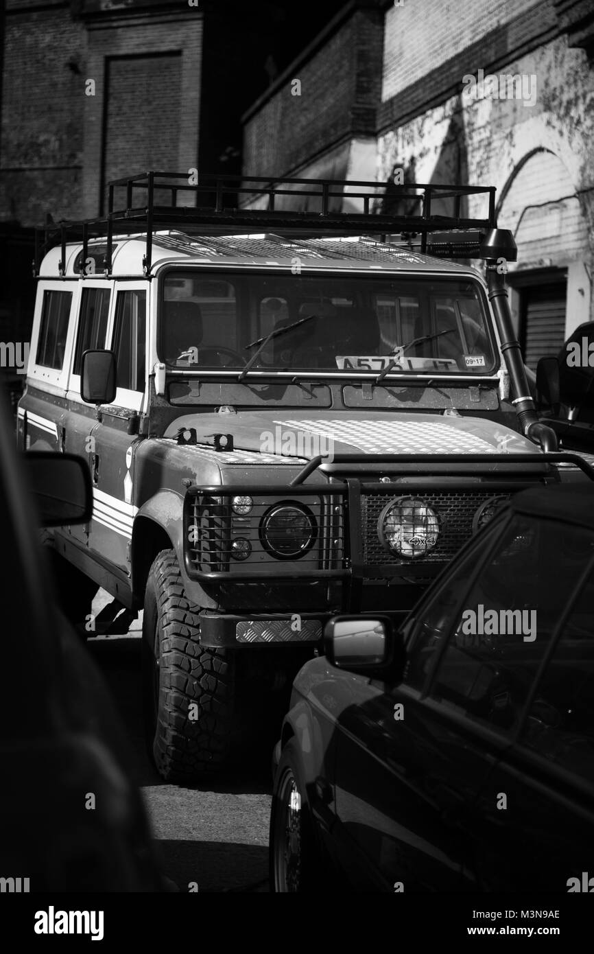 Old range rover defender Stock Photo - Alamy