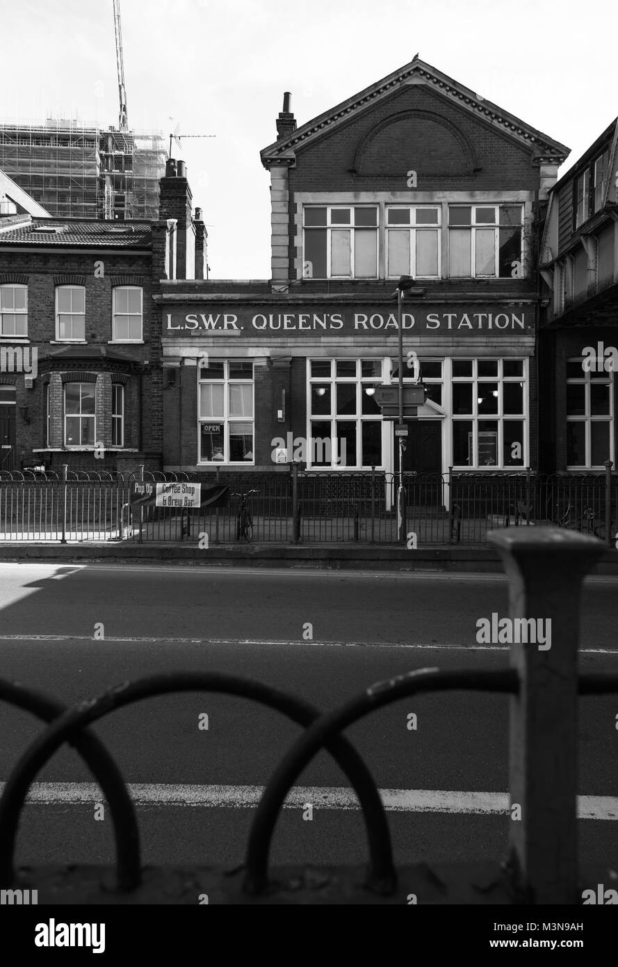 Queenstown road station platform hi-res stock photography and images ...