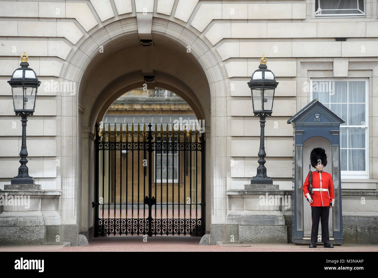 Kings guard buckingham palace hi-res stock photography and images - Alamy