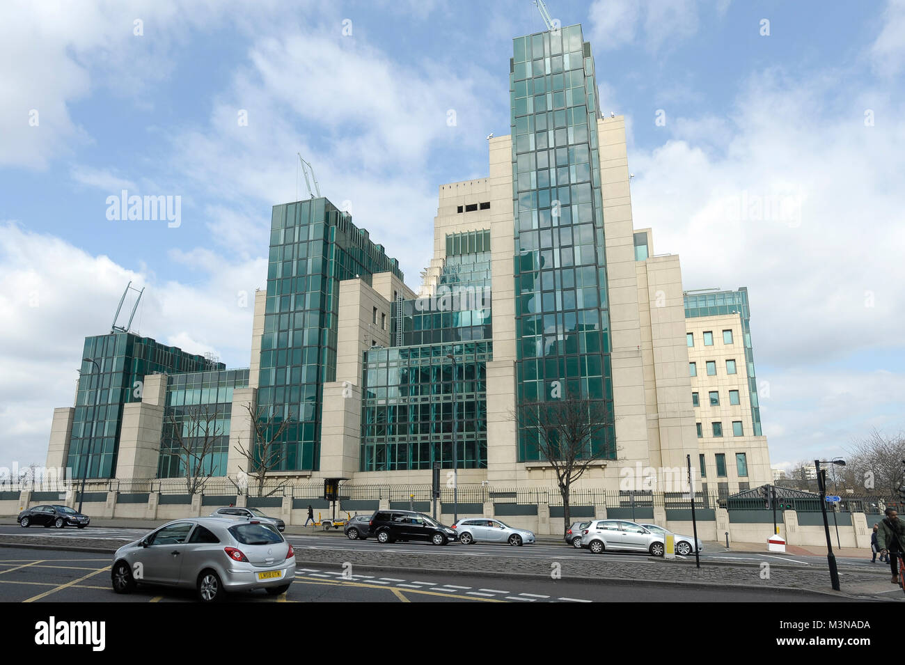 Sis building headquarters mi6 in hi-res stock photography and images ...