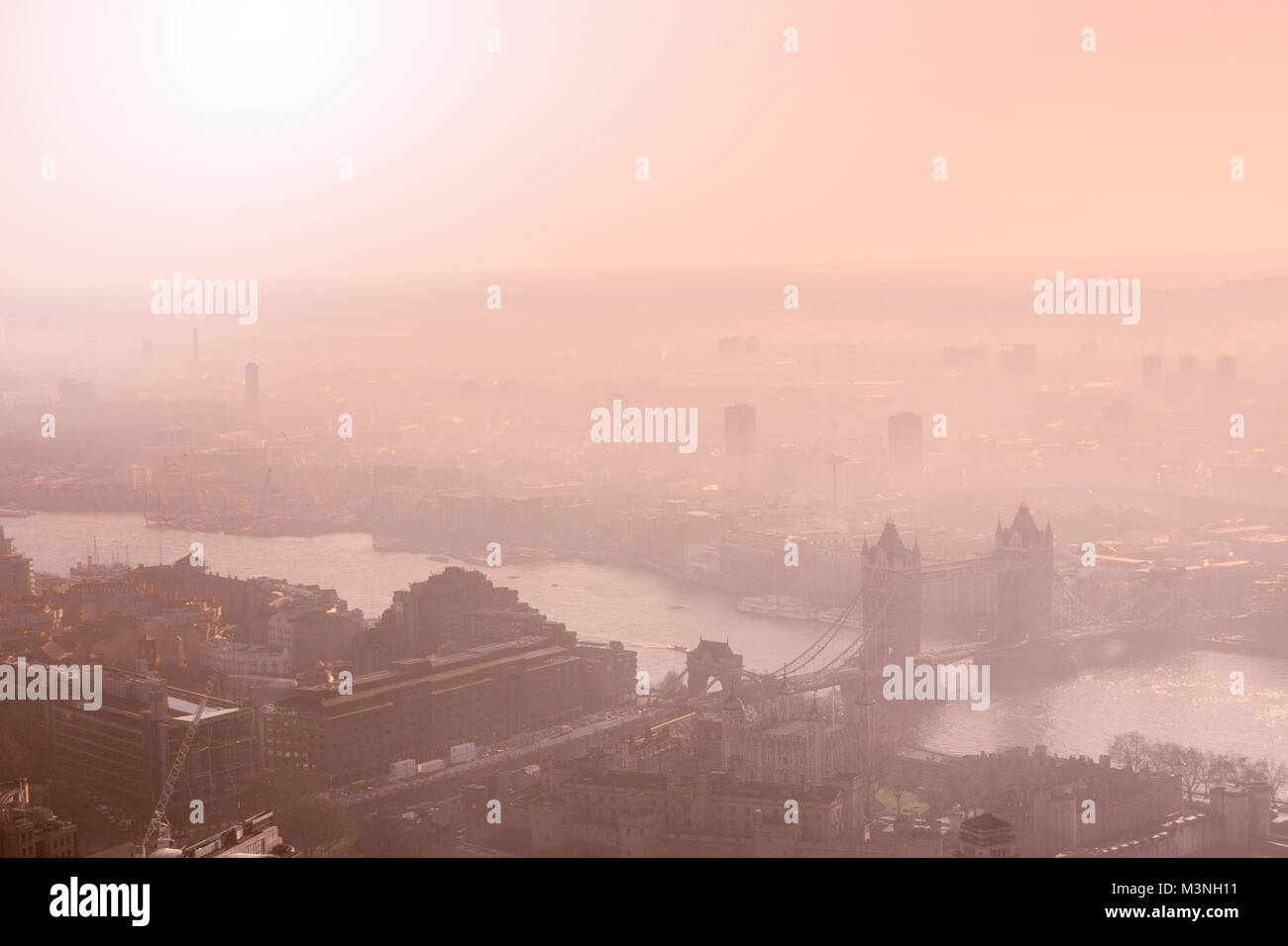London mist fog morning tower tower bridge hi-res stock photography and ...