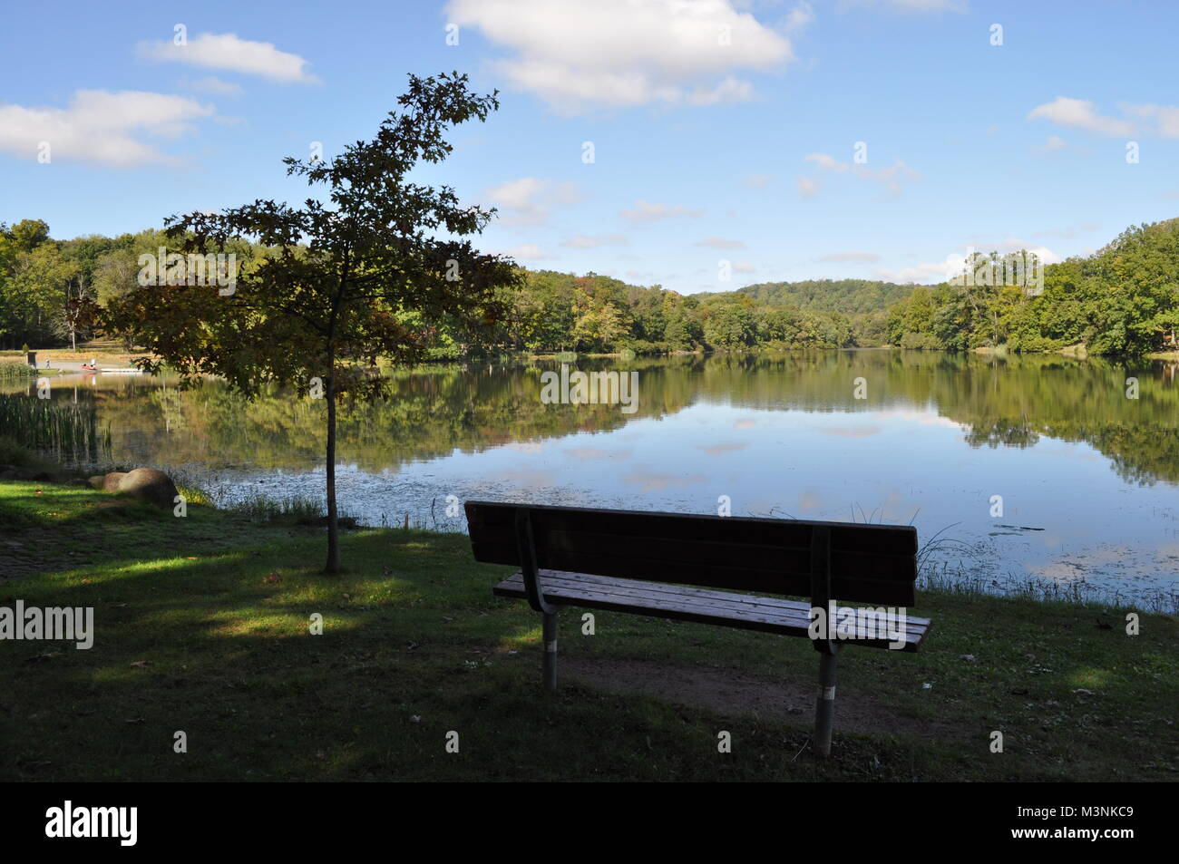 Bench overlooking water hi-res stock photography and images - Alamy
