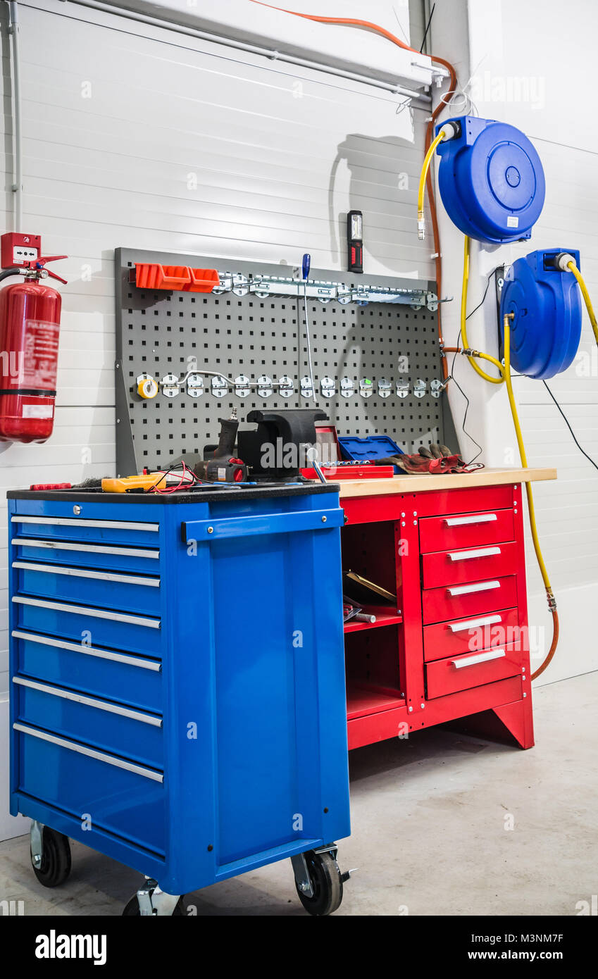 Garage, workshop on repair and maintenance of vehicles Stock Photo - Alamy