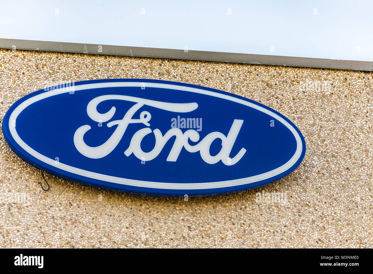 Ford blue oval logo hi-res stock photography and images - Alamy