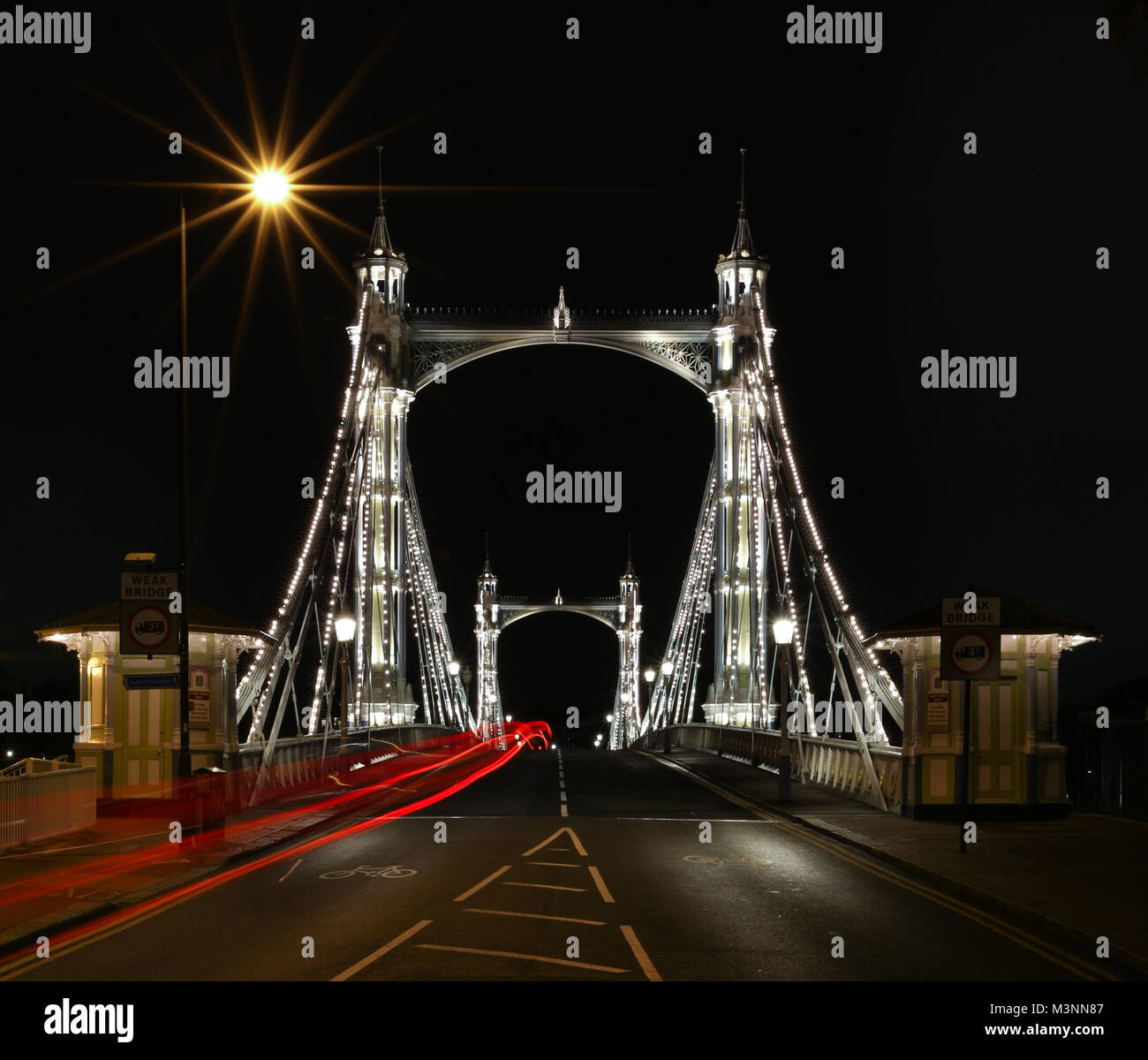Battersea bridge car hi-res stock photography and images - Alamy
